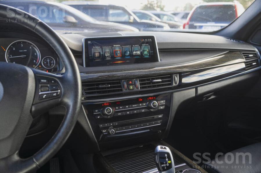 Grey BMW X5 2017 in Riga, with an engine capacity of 2.00 L and mileage of 0 thousand km for 20990 €, photo 21 on AUTOMOTO.COM.LV