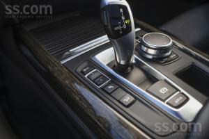 Grey BMW X5 2017 in Riga, with an engine capacity of 2.00 L and mileage of 0 thousand km for 20990 €, photo 26 on AUTOMOTO.COM.LV
