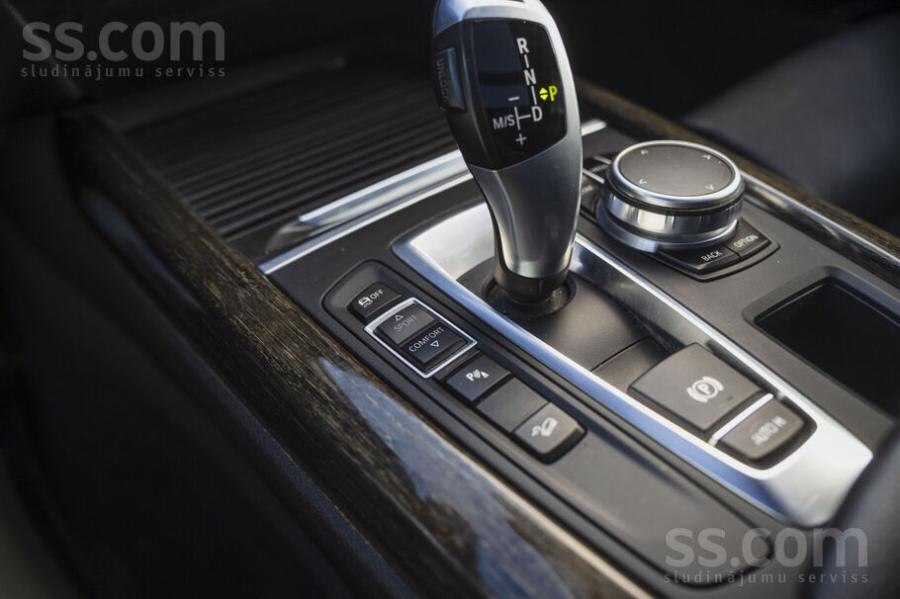Grey BMW X5 2017 in Riga, with an engine capacity of 2.00 L and mileage of 0 thousand km for 20990 €, photo 26 on AUTOMOTO.COM.LV
