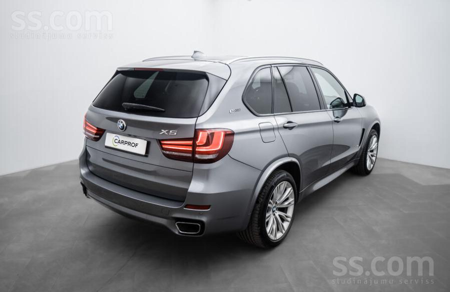 Grey BMW X5 2017 in Riga, with an engine capacity of 2.00 L and mileage of 100 thousand km for 25999 €, photo 5 on AUTOMOTO.COM.LV