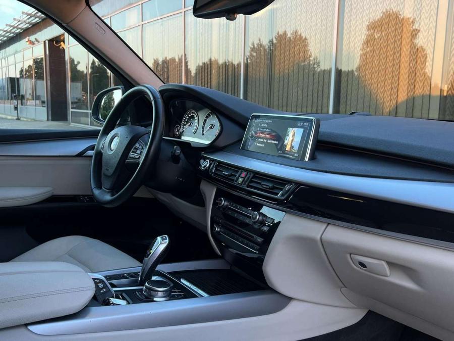 Grey BMW X5 2017 in Panevezys, with an engine capacity of 2.00 L and mileage of 202 thousand km for 16000 €, photo 12 on AUTOMOTO.COM.LV
