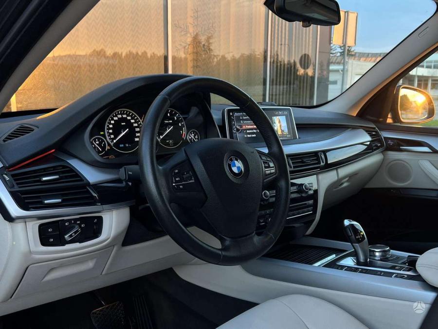 Grey BMW X5 2017 in Panevezys, with an engine capacity of 2.00 L and mileage of 202 thousand km for 16000 €, photo 13 on AUTOMOTO.COM.LV
