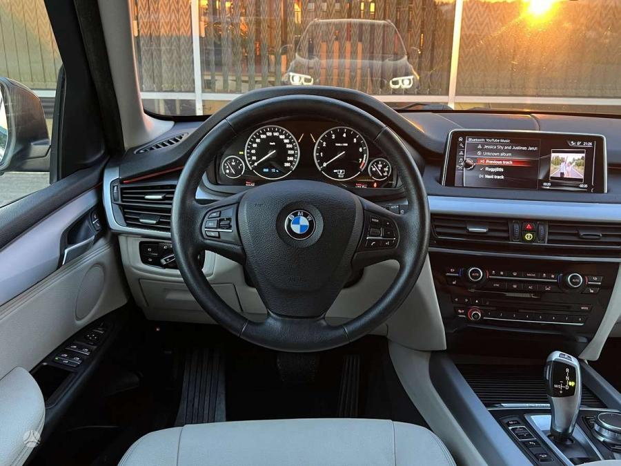 Grey BMW X5 2017 in Panevezys, with an engine capacity of 2.00 L and mileage of 202 thousand km for 16000 €, photo 14 on AUTOMOTO.COM.LV