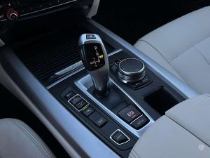 Grey BMW X5 2017 in Panevezys, with an engine capacity of 2.00 L and mileage of 202 thousand km for 16000 €, photo 16 on AUTOMOTO.COM.LV