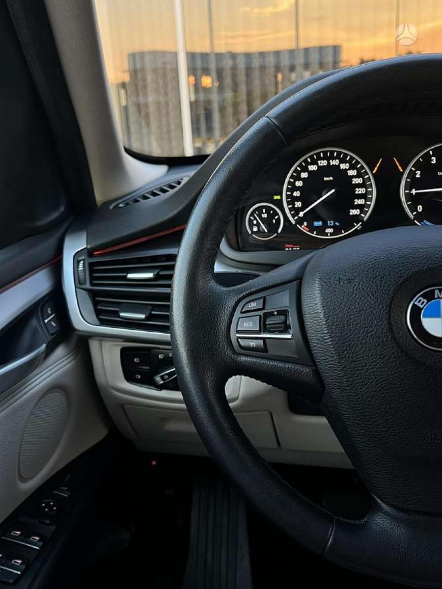 Grey BMW X5 2017 in Panevezys, with an engine capacity of 2.00 L and mileage of 202 thousand km for 16000 €, photo 23 on AUTOMOTO.COM.LV