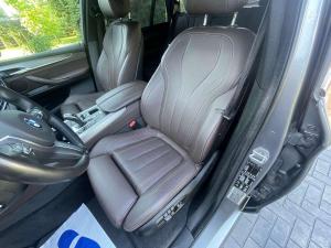 Grey BMW X5 2017 in Kaunas, with an engine capacity of 2.99 L and mileage of 251 thousand km for 20990 €, photo 19 on AUTOMOTO.COM.LV