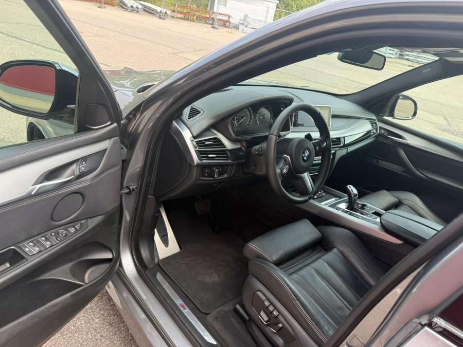 Grey BMW X5 2017 in Kaunas, with an engine capacity of 2.99 L and mileage of 227 thousand km for 23900 €, photo 6 on AUTOMOTO.COM.LV