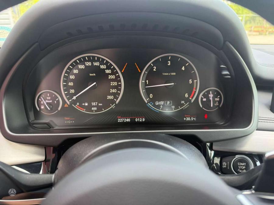 Grey BMW X5 2017 in Kaunas, with an engine capacity of 2.99 L and mileage of 227 thousand km for 23900 €, photo 9 on AUTOMOTO.COM.LV