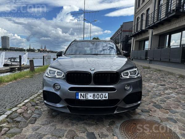 Grey BMW X5 2018 in Riga, with an engine capacity of 3.00 L and mileage of 112 thousand km for 27700 €, photo 2 on AUTOMOTO.COM.LV