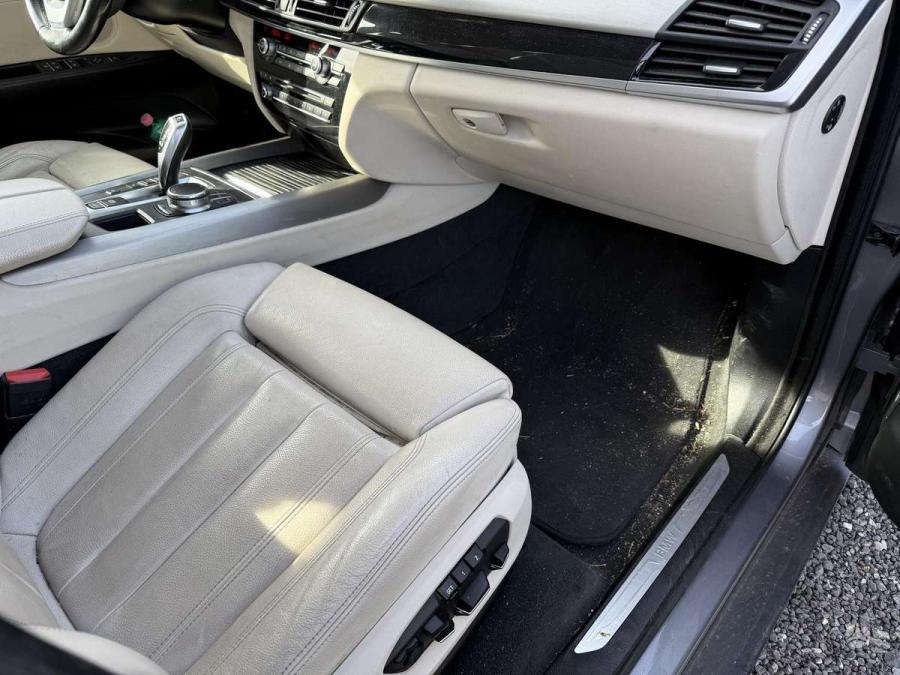 Grey BMW X5 2018 in Siauliai, with an engine capacity of 2.00 L and mileage of 237 thousand km for 16900 €, photo 9 on AUTOMOTO.COM.LV