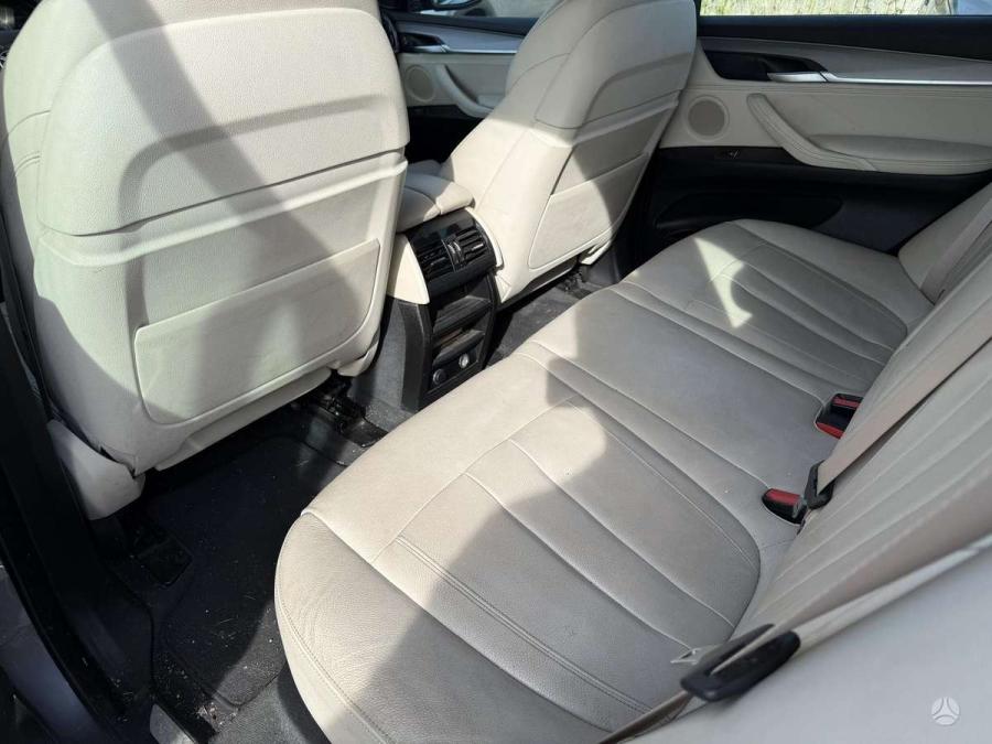Grey BMW X5 2018 in Siauliai, with an engine capacity of 2.00 L and mileage of 237 thousand km for 16900 €, photo 10 on AUTOMOTO.COM.LV