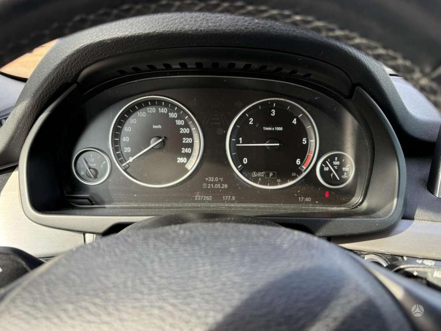 Grey BMW X5 2018 in Siauliai, with an engine capacity of 2.00 L and mileage of 237 thousand km for 16900 €, photo 14 on AUTOMOTO.COM.LV