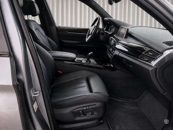 Grey BMW X5 2018 in Tukums, with an engine capacity of 2.99 L and mileage of 192 thousand km for 27777 €, photo 4 on AUTOMOTO.COM.LV