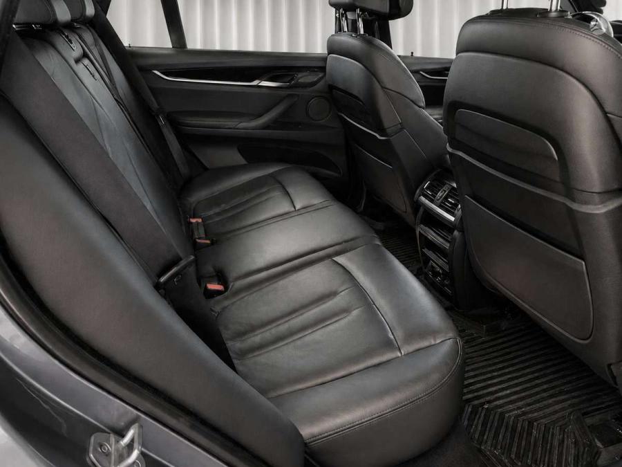 Grey BMW X5 2018 in Tukums, with an engine capacity of 2.99 L and mileage of 192 thousand km for 27777 €, photo 5 on AUTOMOTO.COM.LV