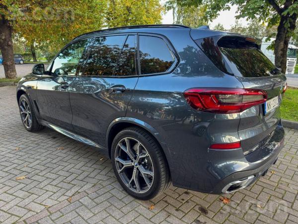 BMW X5 2019 in Riga on AUTOMOTO.COM.LV Grey BMW X5 2019 in Riga, with an engine capacity of 3.00 L and mileage of 140 thousand km for 41500 €, photo 4 on AUTOMOTO.COM.LV