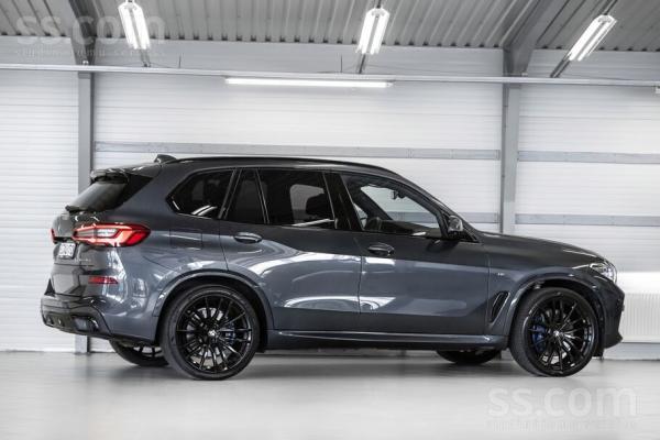 Grey BMW X5 2020 in Tukums, with an engine capacity of 3.00 L and mileage of 0 thousand km for 48800 €, photo 3 on AUTOMOTO.COM.LV