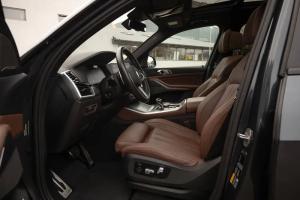 Grey BMW X5 2020 in Jelgava, with an engine capacity of 3.00 L and mileage of 130 thousand km for 52850 €, photo 17 on AUTOMOTO.COM.LV