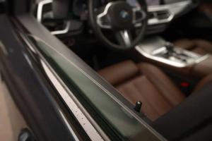 Grey BMW X5 2020 in Jelgava, with an engine capacity of 3.00 L and mileage of 130 thousand km for 52850 €, photo 31 on AUTOMOTO.COM.LV