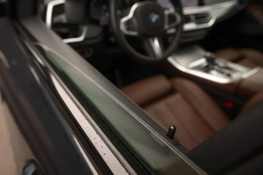 Grey BMW X5 2020 in Jelgava, with an engine capacity of 3.00 L and mileage of 130 thousand km for 52850 €, photo 31 on AUTOMOTO.COM.LV