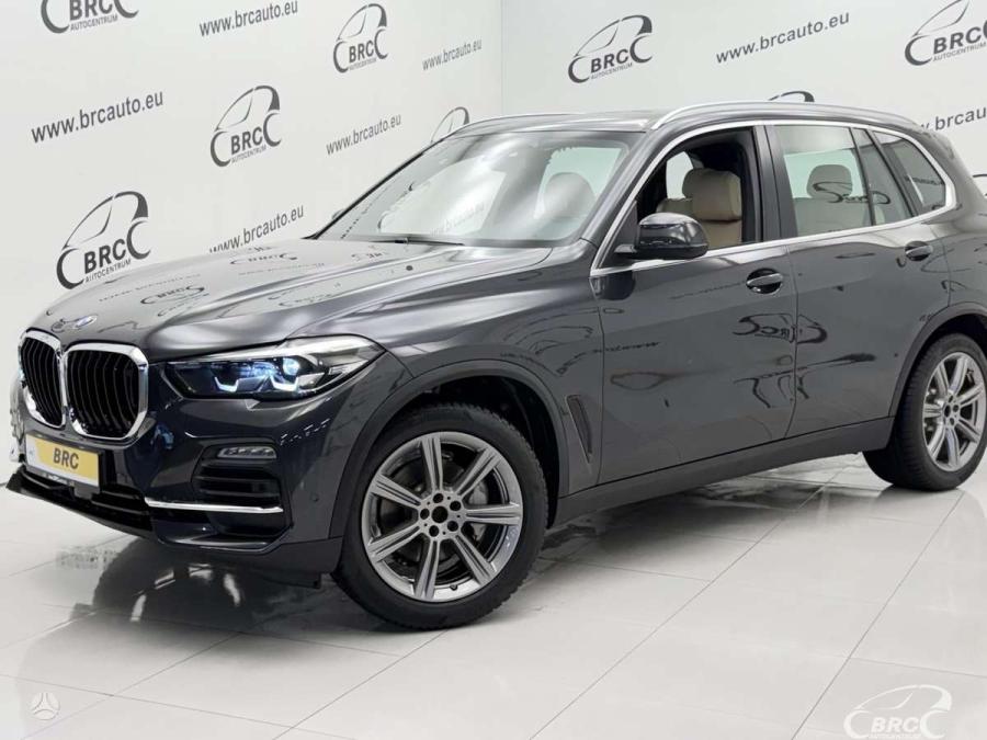 Grey BMW X5 2020 in Vilnius, with an engine capacity of 2.00 L and mileage of 40 thousand km for 39900 €, photo 1 on AUTOMOTO.COM.LV