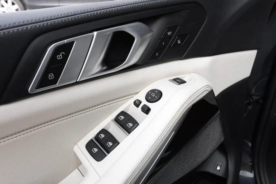 Pelēks BMW X5 2020 Jelgava, ar dzinēja tilpumu 3.00 L un nobraukumu 122 tūkst. km par 45500 €, foto 12 vietnē AUTOMOTO.COM.LV