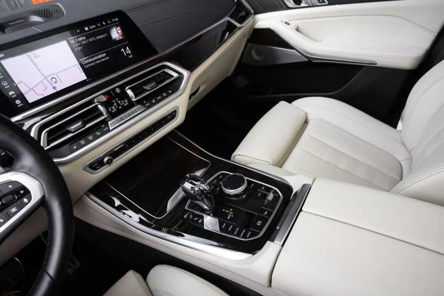 Pelēks BMW X5 2020 Jelgava, ar dzinēja tilpumu 3.00 L un nobraukumu 122 tūkst. km par 45500 €, foto 14 vietnē AUTOMOTO.COM.LV