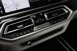 Pelēks BMW X5 2020 Jelgava, ar dzinēja tilpumu 3.00 L un nobraukumu 122 tūkst. km par 45500 €, foto 17 vietnē AUTOMOTO.COM.LV