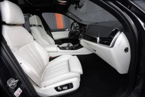 Pelēks BMW X5 2020 Jelgava, ar dzinēja tilpumu 3.00 L un nobraukumu 122 tūkst. km par 45500 €, foto 37 vietnē AUTOMOTO.COM.LV