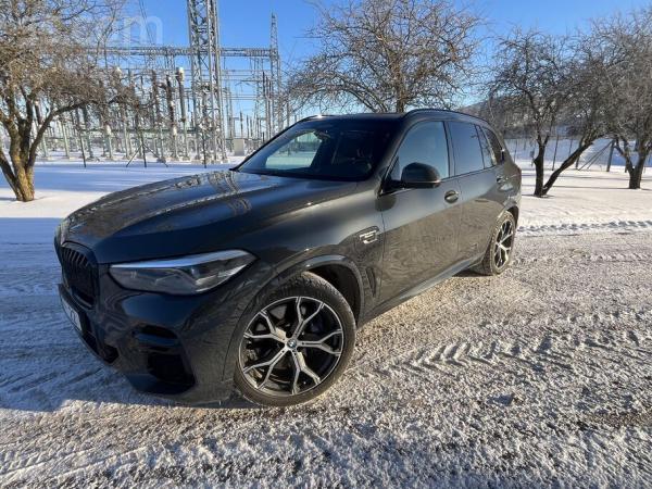 Grey BMW X5 2021 in Riga, with an engine capacity of 3.00 L and mileage of 180 thousand km for 42990 €, photo 1 on AUTOMOTO.COM.LV