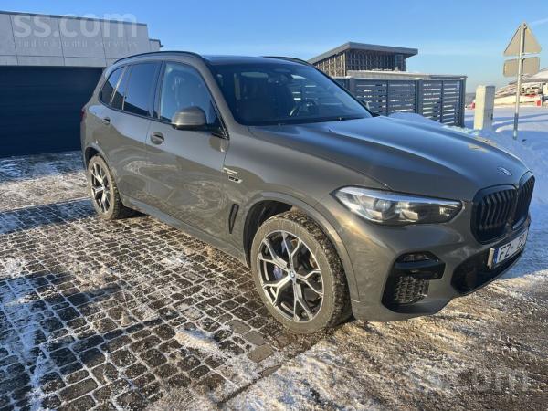 Grey BMW X5 2021 in Riga, with an engine capacity of 3.00 L and mileage of 180 thousand km for 42990 €, photo 2 on AUTOMOTO.COM.LV