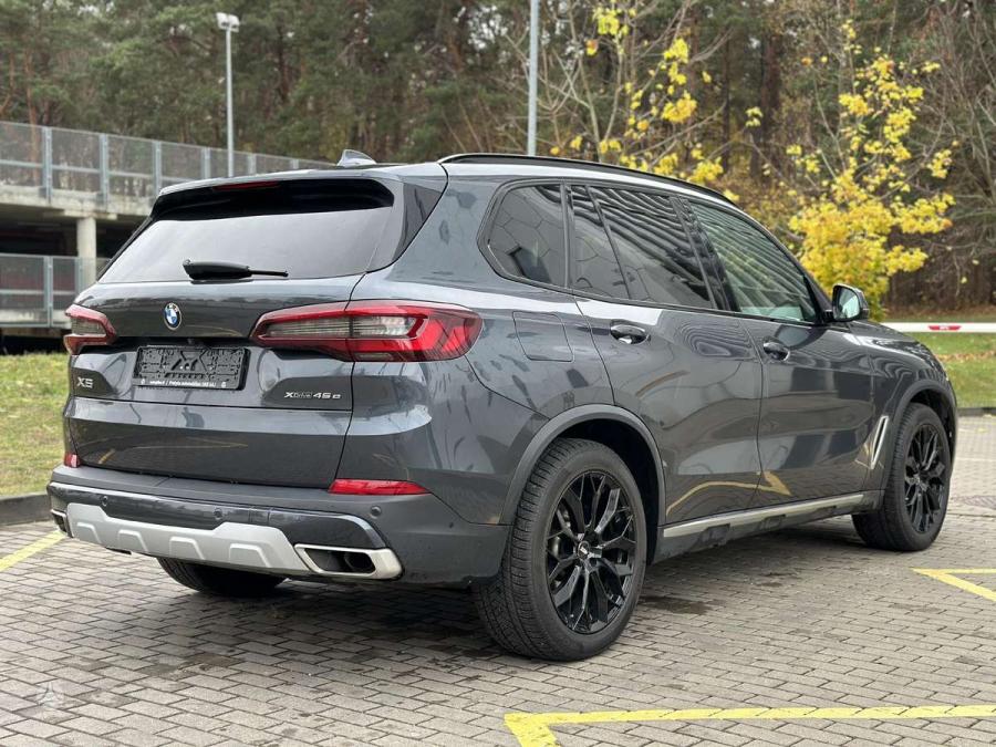 Grey BMW X5 2021 in Vilnius, with an engine capacity of 3.00 L and mileage of 145 thousand km for 43999 €, photo 4 on AUTOMOTO.COM.LV