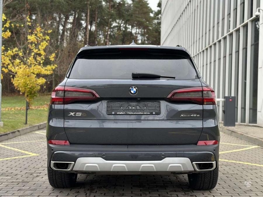 Grey BMW X5 2021 in Vilnius, with an engine capacity of 3.00 L and mileage of 145 thousand km for 43999 €, photo 5 on AUTOMOTO.COM.LV