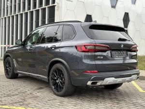 Grey BMW X5 2021 in Vilnius, with an engine capacity of 3.00 L and mileage of 145 thousand km for 43999 €, photo 6 on AUTOMOTO.COM.LV