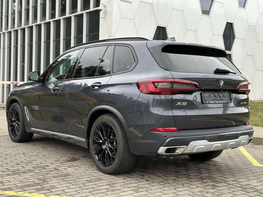 Grey BMW X5 2021 in Vilnius, with an engine capacity of 3.00 L and mileage of 145 thousand km for 43999 €, photo 6 on AUTOMOTO.COM.LV