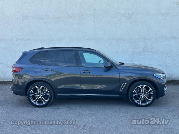 Grey BMW X5 2021 in Tallinn, with an engine capacity of 3.00 L and mileage of 92 thousand km for 51500 €, photo 2 on AUTOMOTO.COM.LV