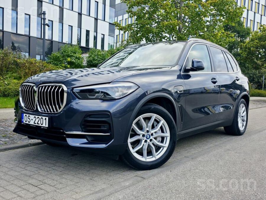 Grey BMW X5 2021 in Riga, with an engine capacity of 3.00 L and mileage of 169 thousand km for 34490 €, photo 1 on AUTOMOTO.COM.LV