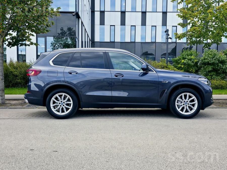 Grey BMW X5 2021 in Riga, with an engine capacity of 3.00 L and mileage of 169 thousand km for 34490 €, photo 6 on AUTOMOTO.COM.LV