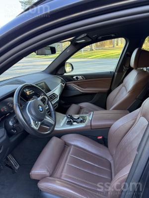 Grey BMW X5 2021 in Riga, with an engine capacity of 3.00 L and mileage of 139 thousand km for 45900 €, photo 5 on AUTOMOTO.COM.LV