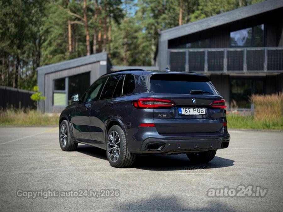 Grey BMW X5 2022 in Tallinn, with an engine capacity of 3.00 L and mileage of 66 thousand km for 60999 €, photo 4 on AUTOMOTO.COM.LV