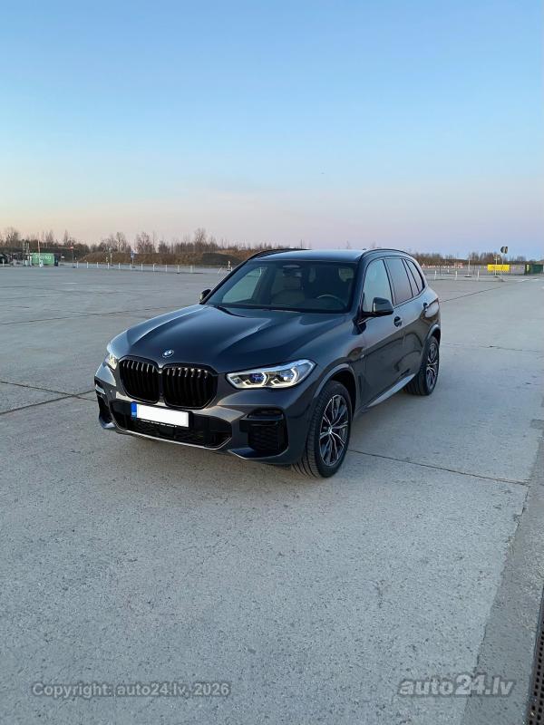 Pelēks BMW X5 2022 Tallina, ar dzinēja tilpumu 3.00 L un nobraukumu 72 tūkst. km par 60990 €, foto 1 vietnē AUTOMOTO.COM.LV