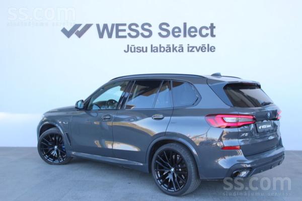 Grey BMW X5 2022 in Riga, with an engine capacity of 3.00 L and mileage of 108 thousand km for 54990 €, photo 4 on AUTOMOTO.COM.LV