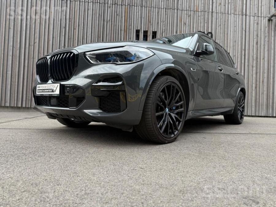 Grey BMW X5 2022 in Riga, with an engine capacity of 3.00 L and mileage of 107 thousand km for 54550 €, photo 1 on AUTOMOTO.COM.LV