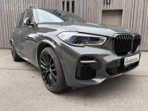 Grey BMW X5 2022 in Riga, with an engine capacity of 3.00 L and mileage of 107 thousand km for 54550 €, photo 3 on AUTOMOTO.COM.LV