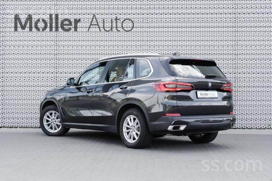 Grey BMW X5 2022 in Riga, with an engine capacity of 3.00 L and mileage of 99 thousand km for 37550 €, photo 4 on AUTOMOTO.COM.LV