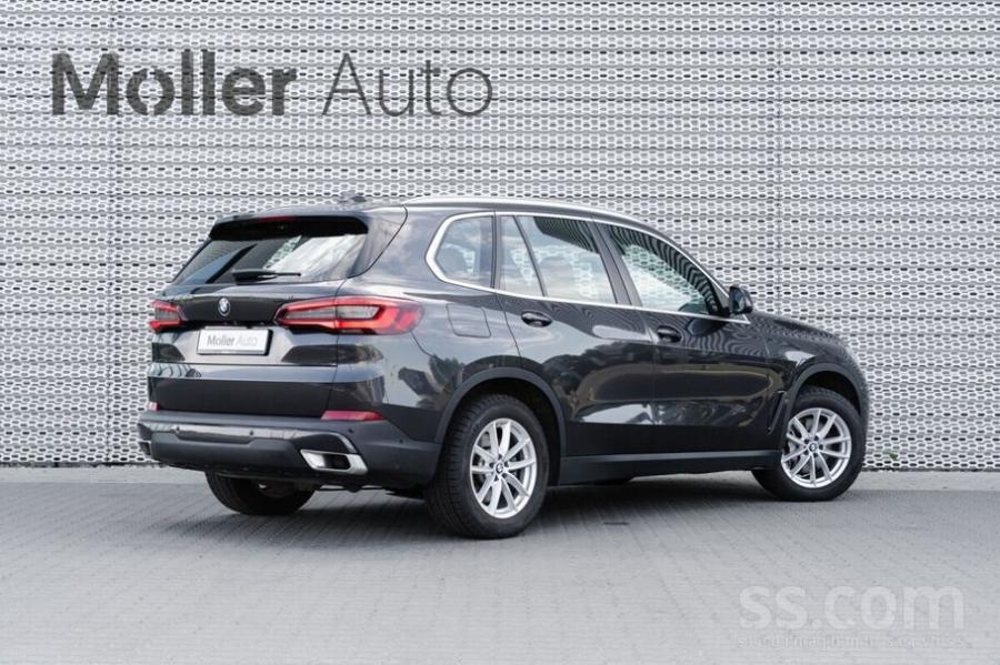 Grey BMW X5 2022 in Riga, with an engine capacity of 3.00 L and mileage of 99 thousand km for 37550 €, photo 5 on AUTOMOTO.COM.LV
