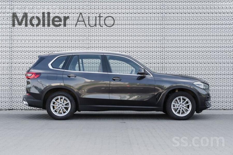 Grey BMW X5 2022 in Riga, with an engine capacity of 3.00 L and mileage of 99 thousand km for 37550 €, photo 6 on AUTOMOTO.COM.LV