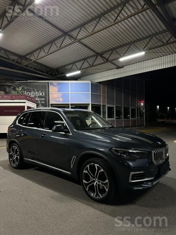 Grey BMW X5 2022 in Riga, with an engine capacity of 3.00 L and mileage of 105 thousand km for 36950 €, photo 3 on AUTOMOTO.COM.LV