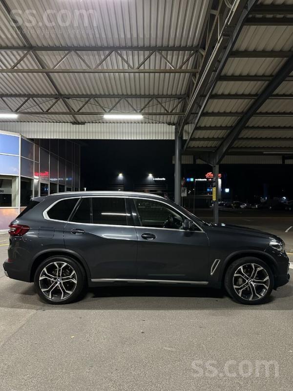 Grey BMW X5 2022 in Riga, with an engine capacity of 3.00 L and mileage of 105 thousand km for 36950 €, photo 4 on AUTOMOTO.COM.LV