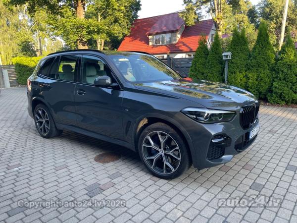 Pelēks BMW X5 2022 Rīga, ar dzinēja tilpumu 3.00 L un nobraukumu 52 tūkst. km par 55000 €, foto 1 vietnē AUTOMOTO.COM.LV
