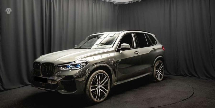 Grey BMW X5 2023 in Vilnius, with an engine capacity of 3.00 L and mileage of 43 thousand km for 73700 €, photo 1 on AUTOMOTO.COM.LV